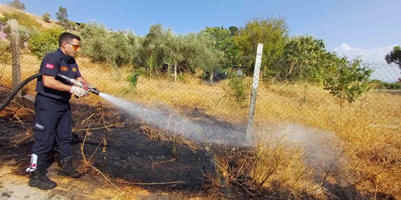 Yangın, itfaiyenin hızlı müdahalesiyle bahçeye sıçramadan söndürüldü