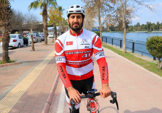 Tek bacağıyla yüzlerce kilometre bisiklet sürüyor