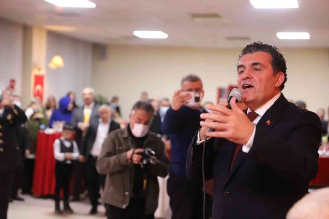 Başkan Demir’in "Sarı saçlı mavi gözlüm" türküsü 29 Ekim resepsiyonuna ...