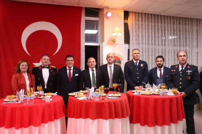 Başkan Demir’in "Sarı saçlı mavi gözlüm" türküsü 29 Ekim resepsiyonuna ...