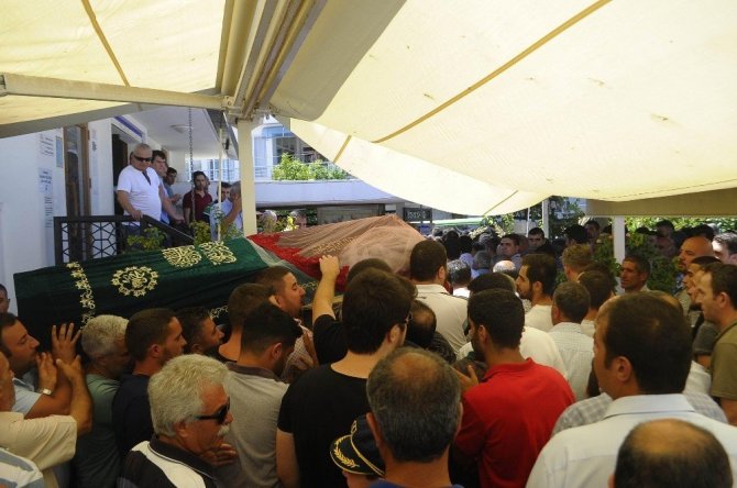 Balayı yolundaki hayatını kaybeden Özlem Demir Yalın son yolculuğuna ...