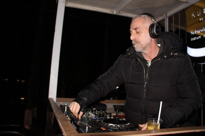 Ünlü DJ Suat Ateşdağlı DJ’lik yapan sosyal medya fenomenlerine ateş ...
