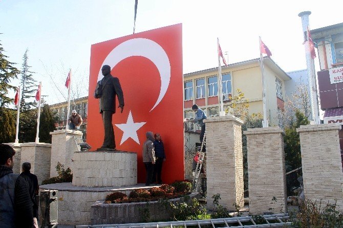 Emirdağ Belediyesi Atatürk Heykeline Türk Bayrağı İle Süsledi